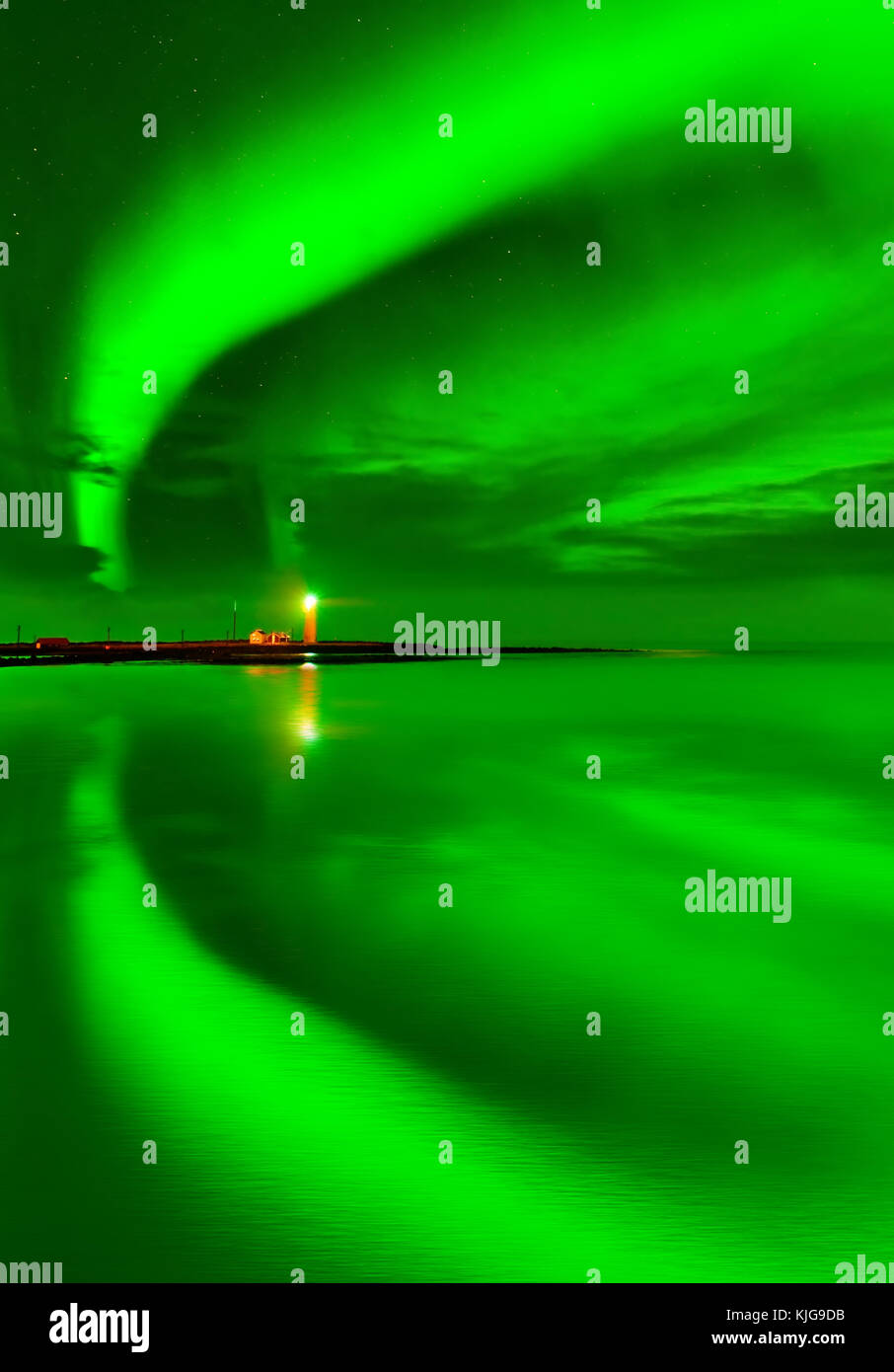 View of the northern light at Grotta Lighthouse in Reykjavik, Iceland ...