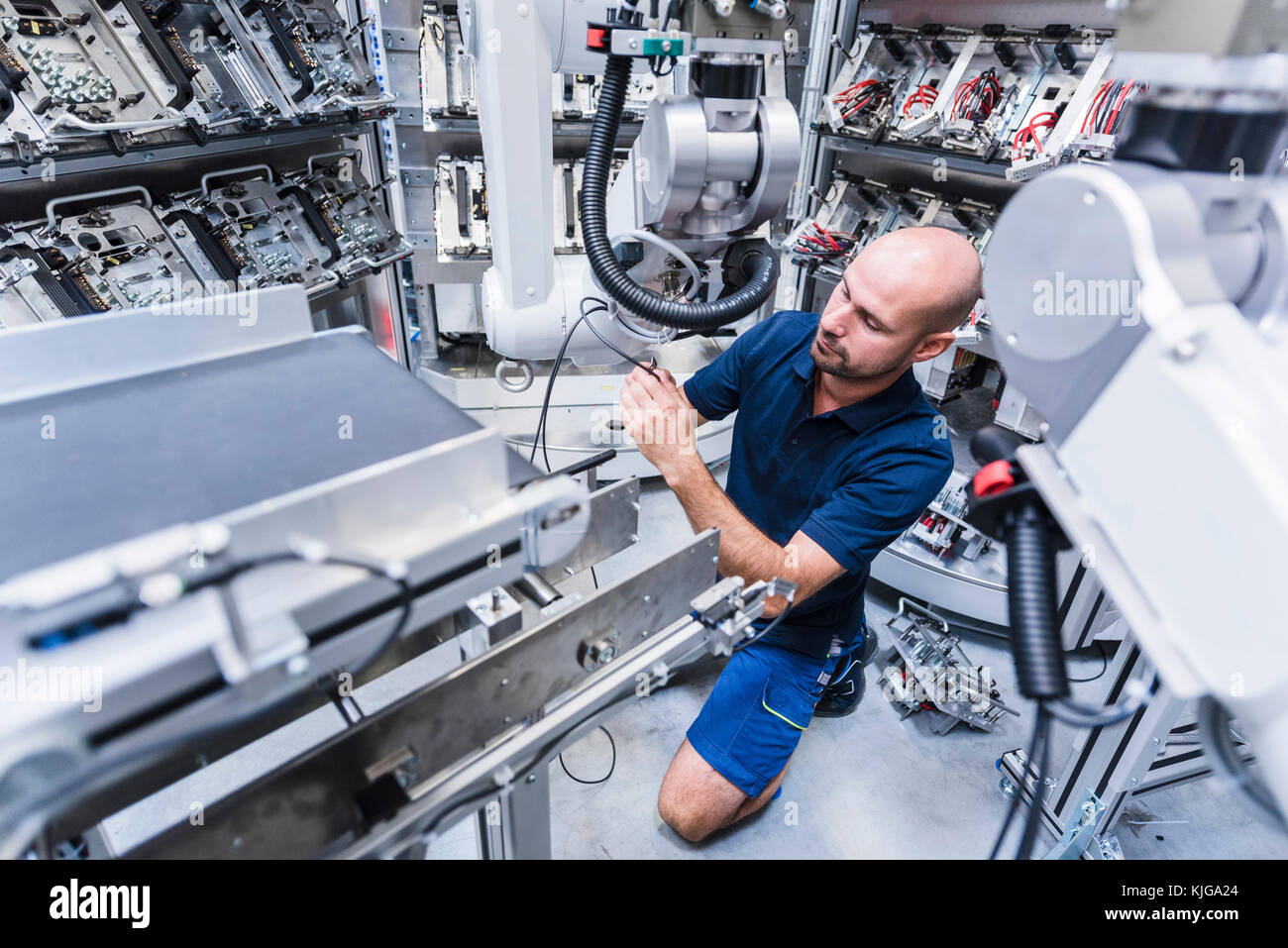 Industrial robot worker hi-res stock photography and images - Alamy