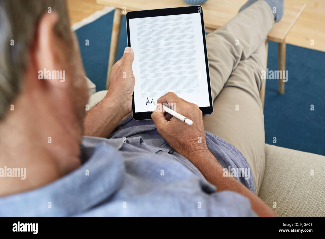 Digital contract hi-res stock photography and images - Alamy