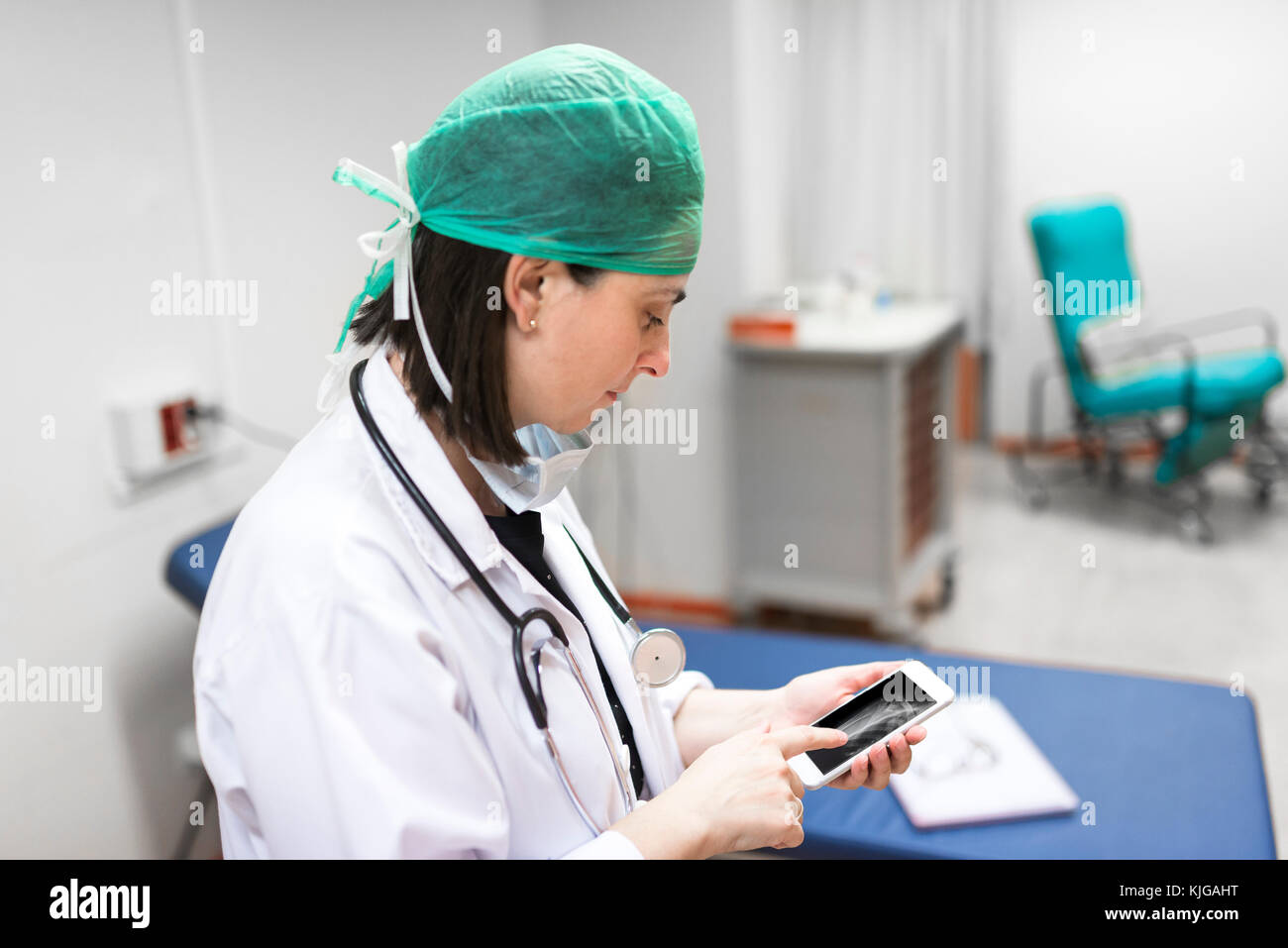 Doctor using smartphone Stock Photo - Alamy