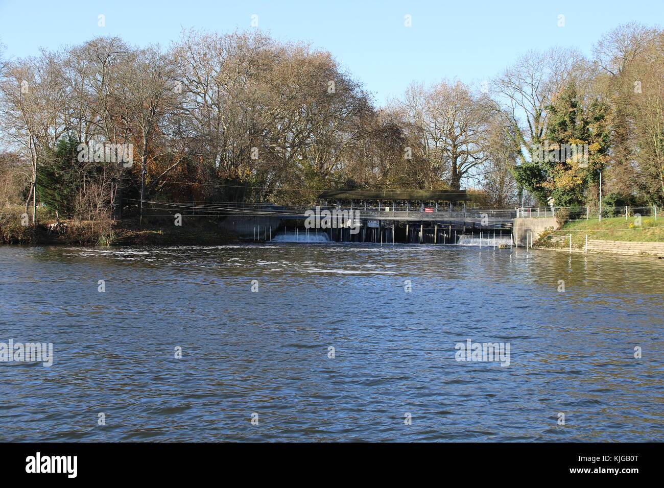 Shepperton weir hi-res stock photography and images - Alamy
