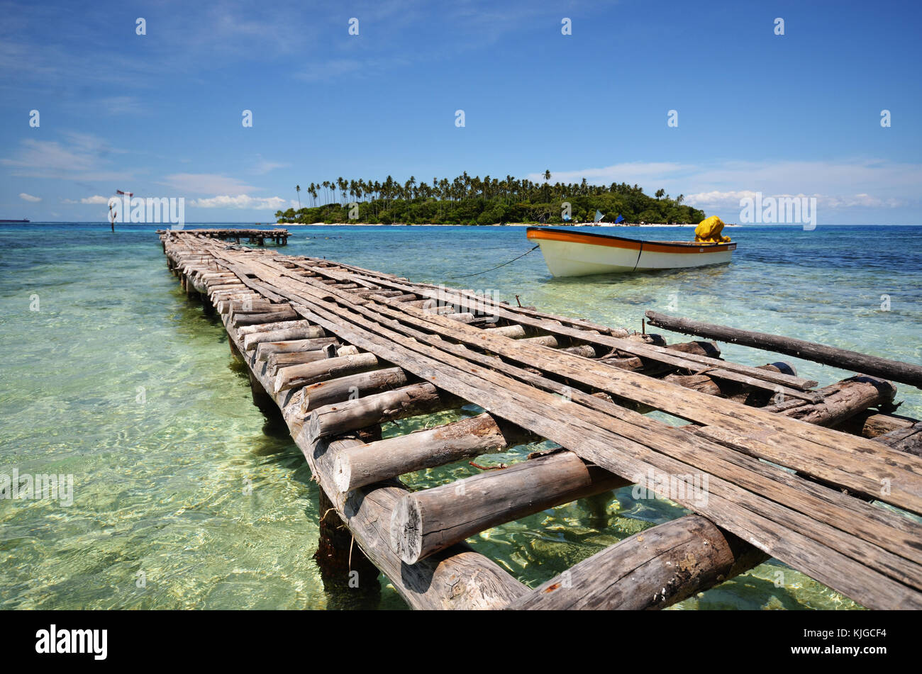 Timber screen jetty hi-res stock photography and images - Alamy