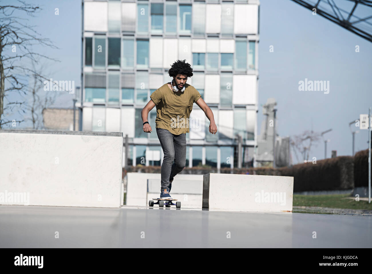 Young man skateboarding structure hi-res stock photography and images ...