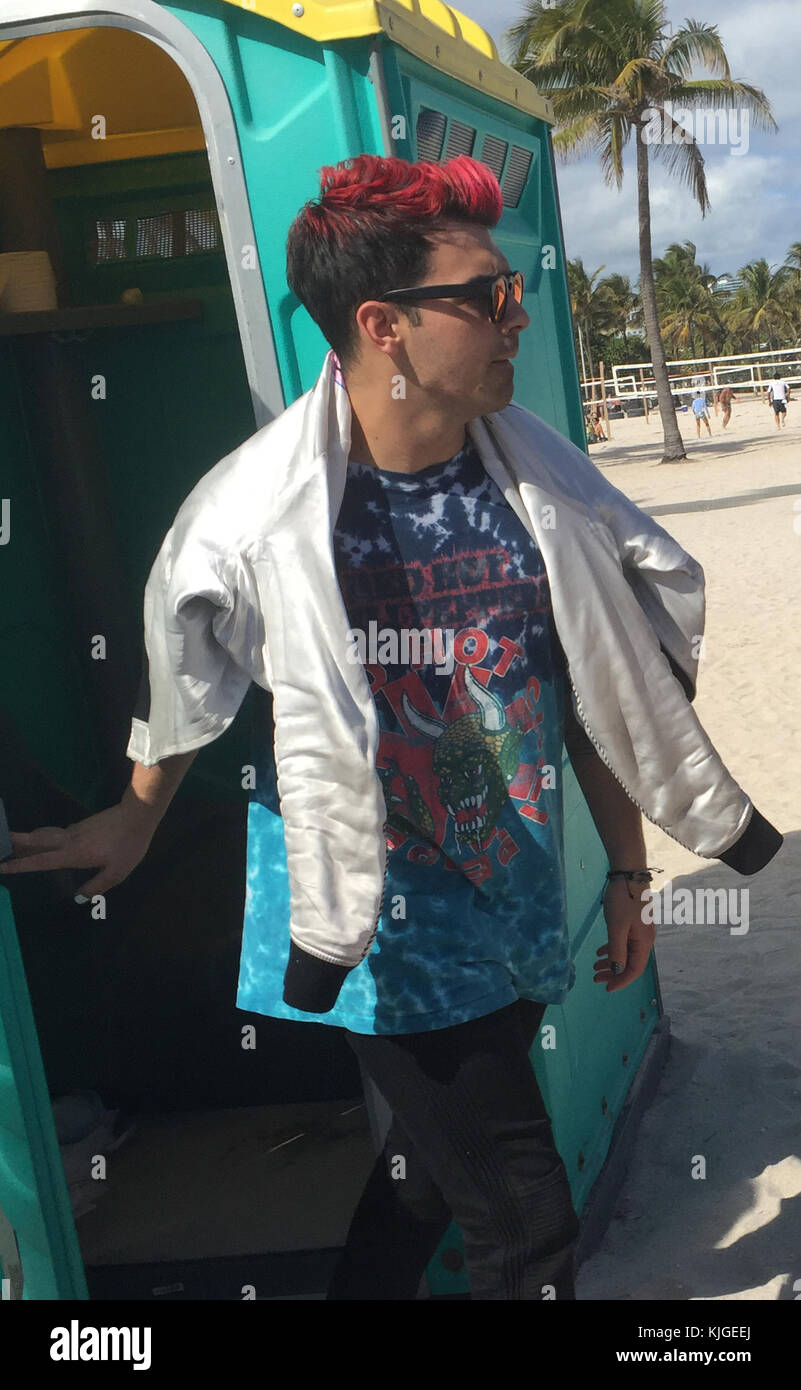 MIAMI BEACH, FL - FEBRUARY 21: (EXCLUSIVE COVERAGE) Looks like Singer ...