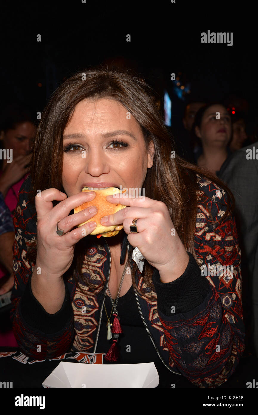 MIAMI BEACH, FL - FEBRUARY 26: Celebrity cook and author Rachael Ray ...