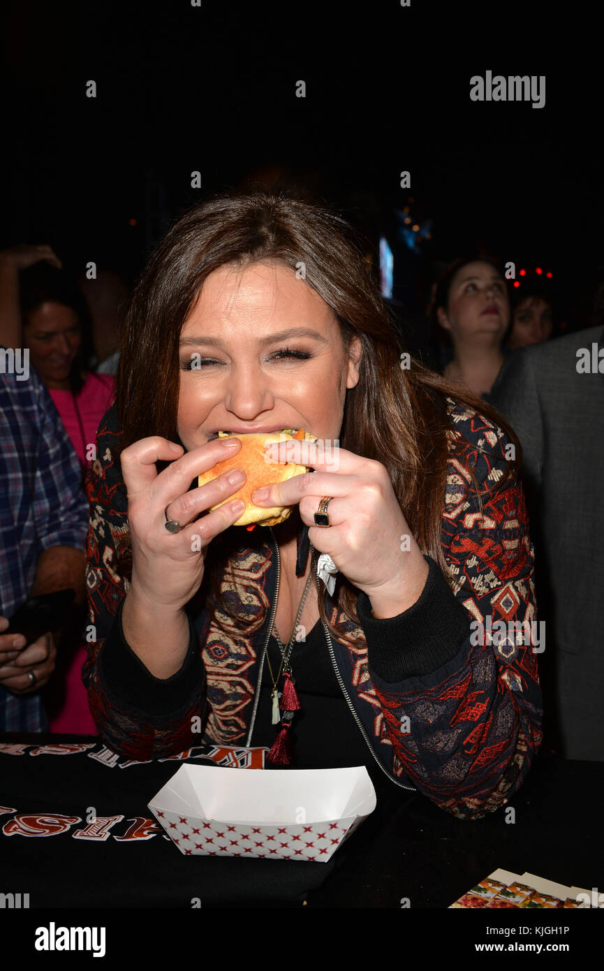 MIAMI BEACH, FL - FEBRUARY 26: Celebrity cook and author Rachael Ray ...