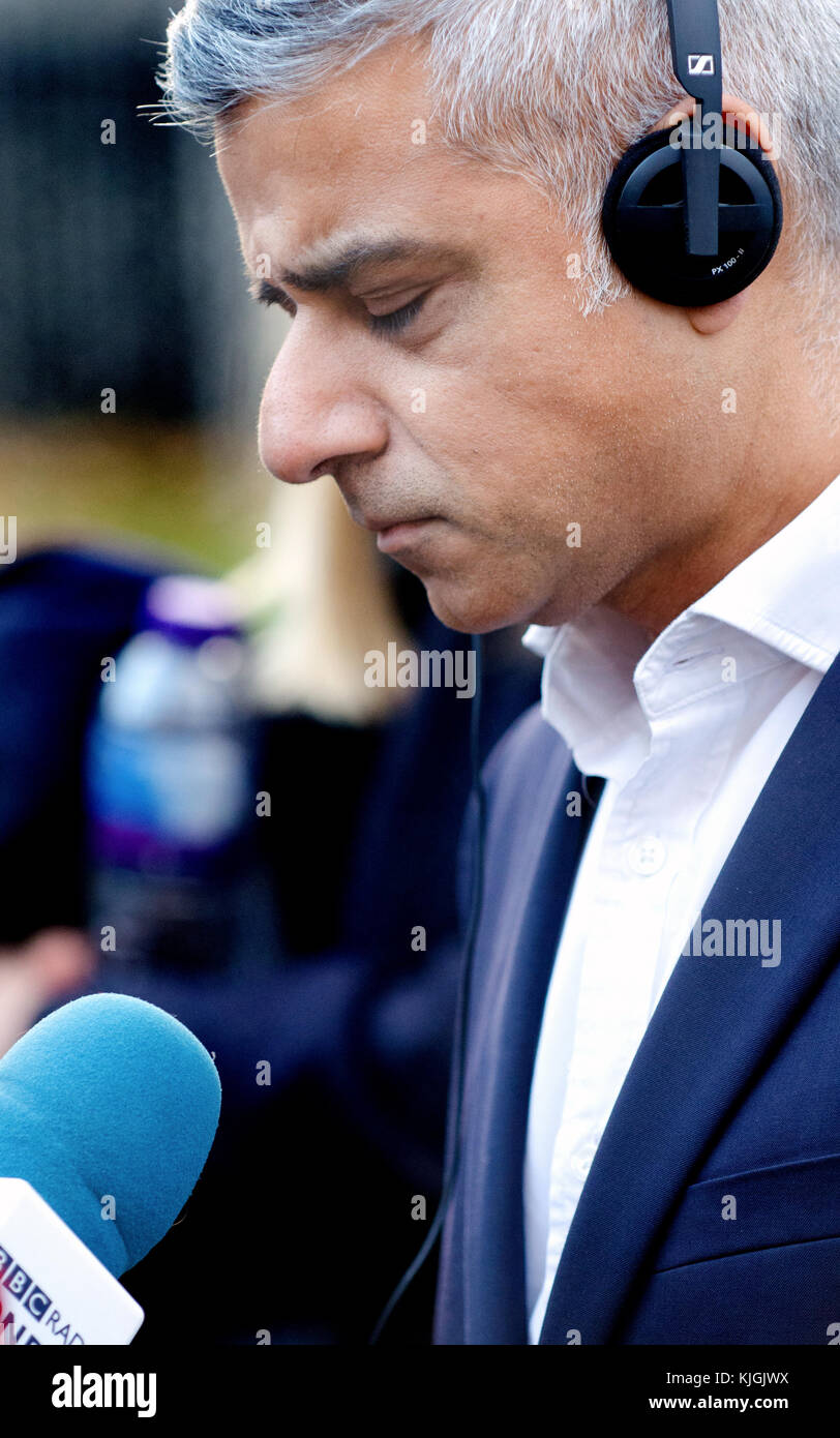 Interviewon hi-res stock photography and images - Alamy