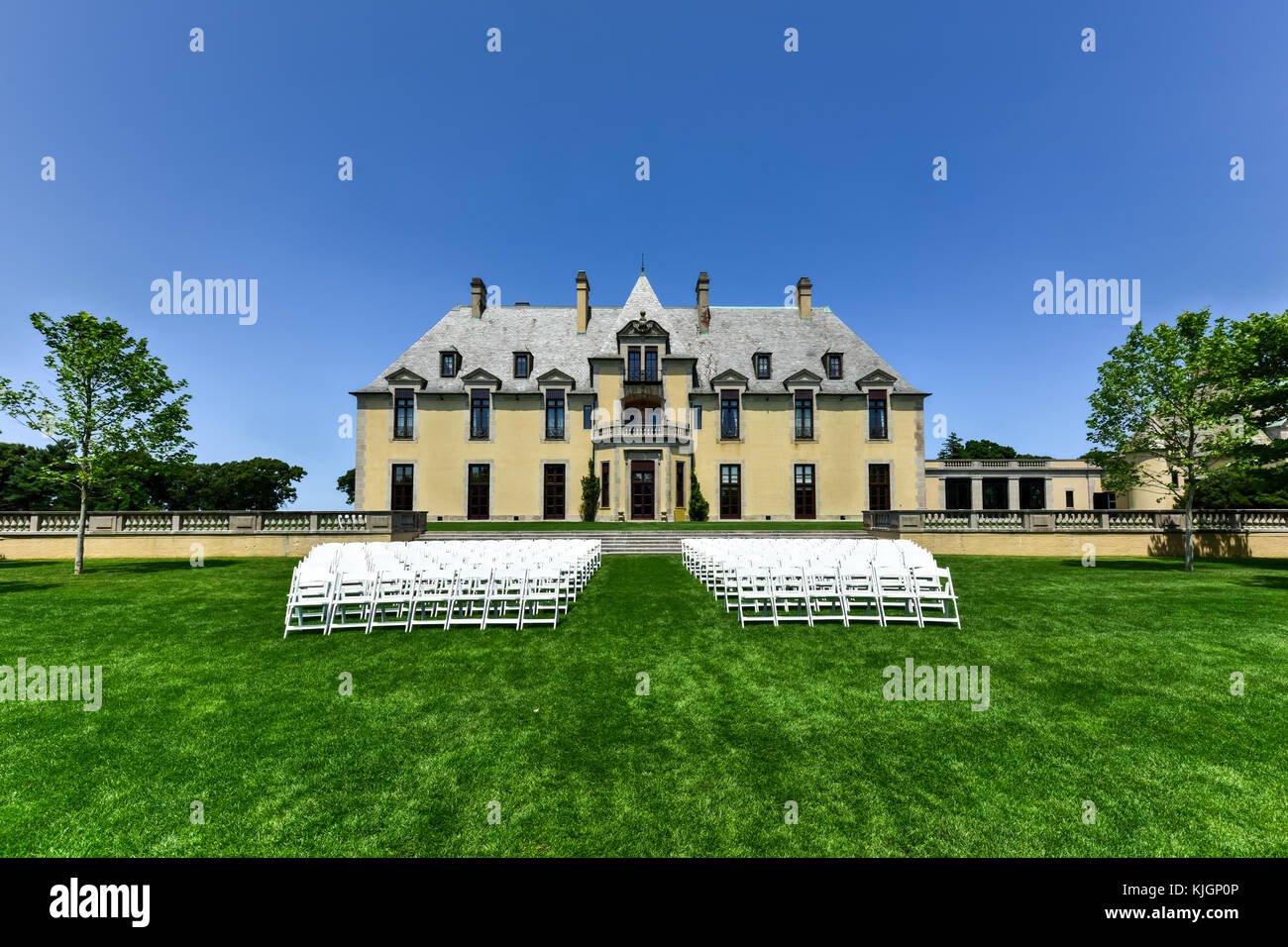Oheka Castle in Huntington, New York. One of many among the Gold Coast ...