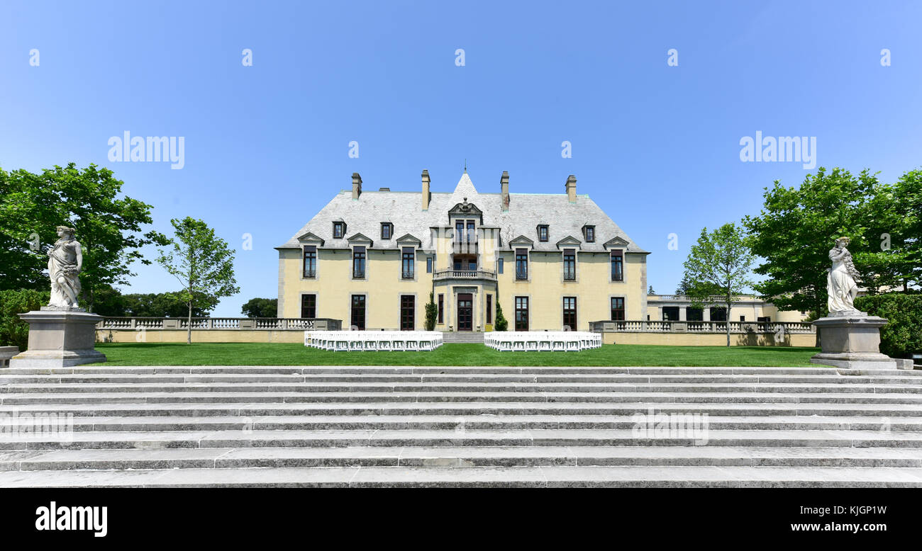 Oheka Castle in Huntington, New York. One of many among the Gold Coast ...