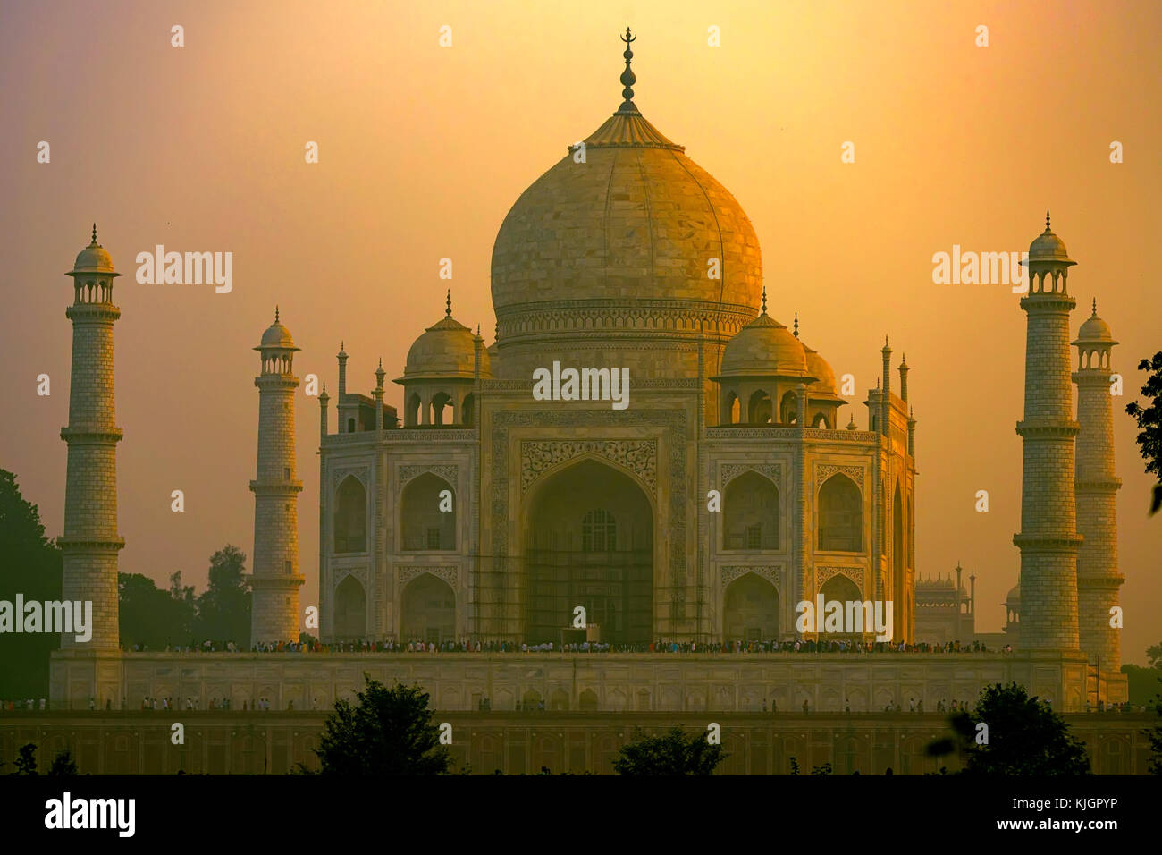 Taj Mahal scenic sunset view in Agra, India Stock Photo - Alamy