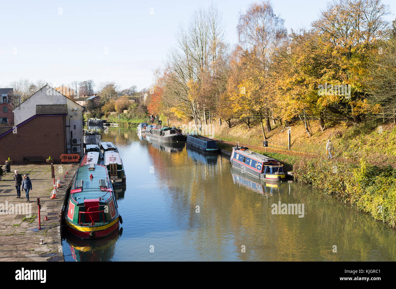 Narrowboats at the The Wharf, Kennet and Avon canal, Devizes, Wiltshire ...