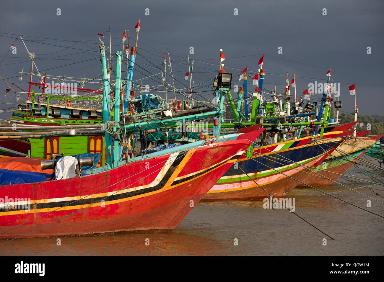 Traditional indonesian fishing boat hi-res stock photography and images ...