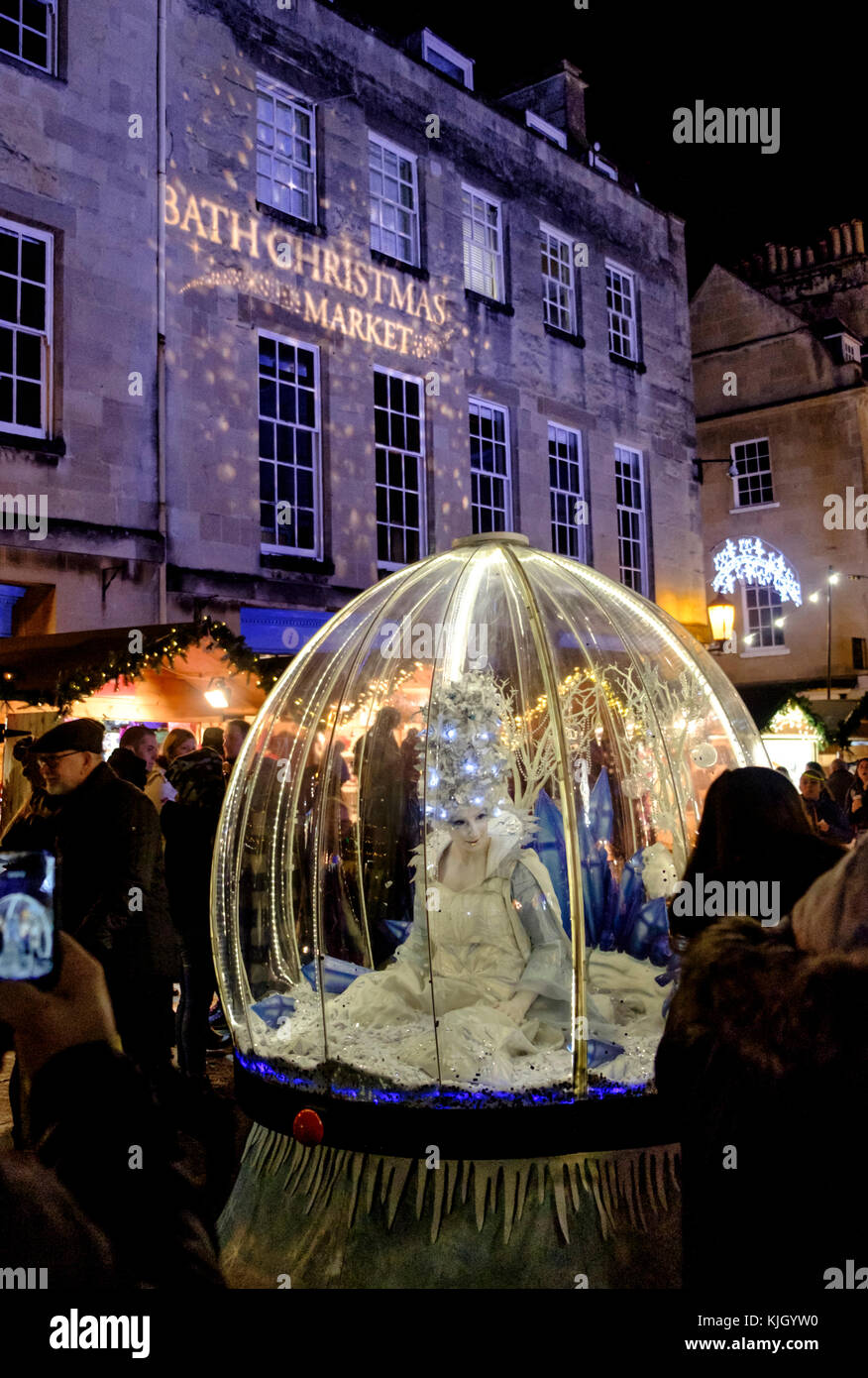 Bath, Somerset, UK. 23rd November, 2017. Visitors enjoy the ...
