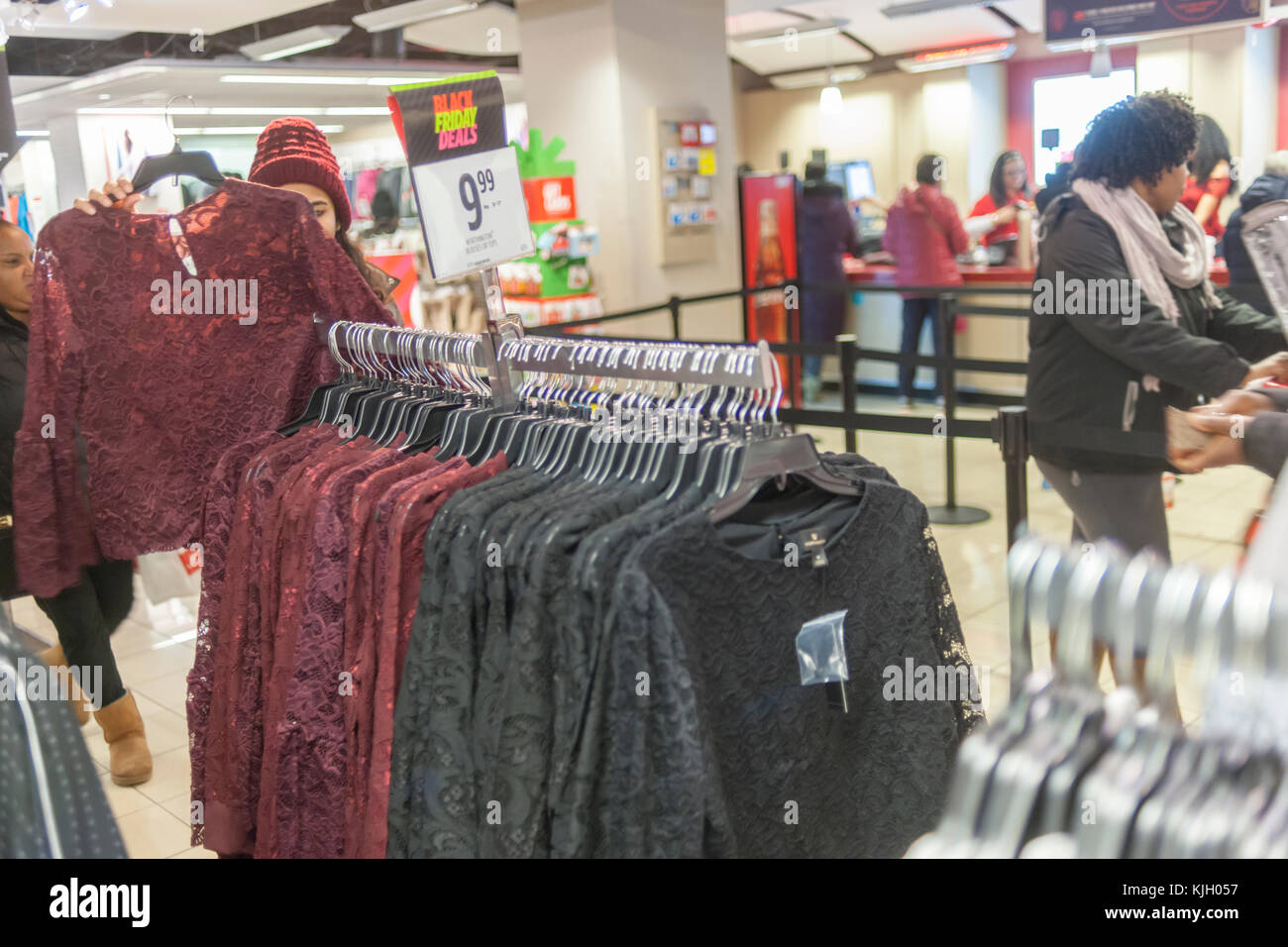 New York, USA. 23rd Nov, 2017. Hordes of shoppers descend on the ...