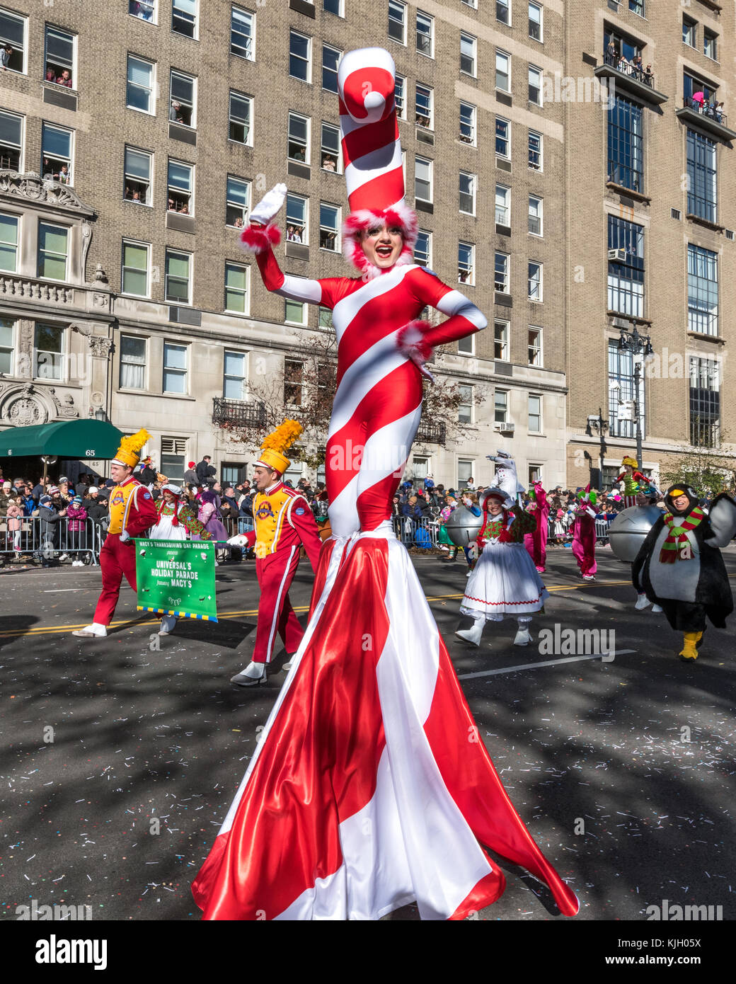 New York, USA. 23rd Nov, 2017. New York, USA, A performer on stilts ...