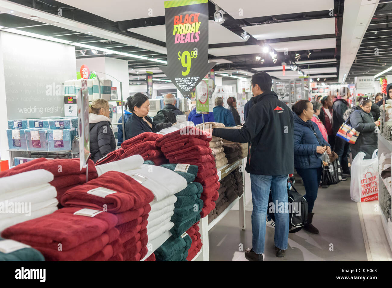 New York, USA. 23rd Nov, 2017. Hordes of shoppers descend on the ...