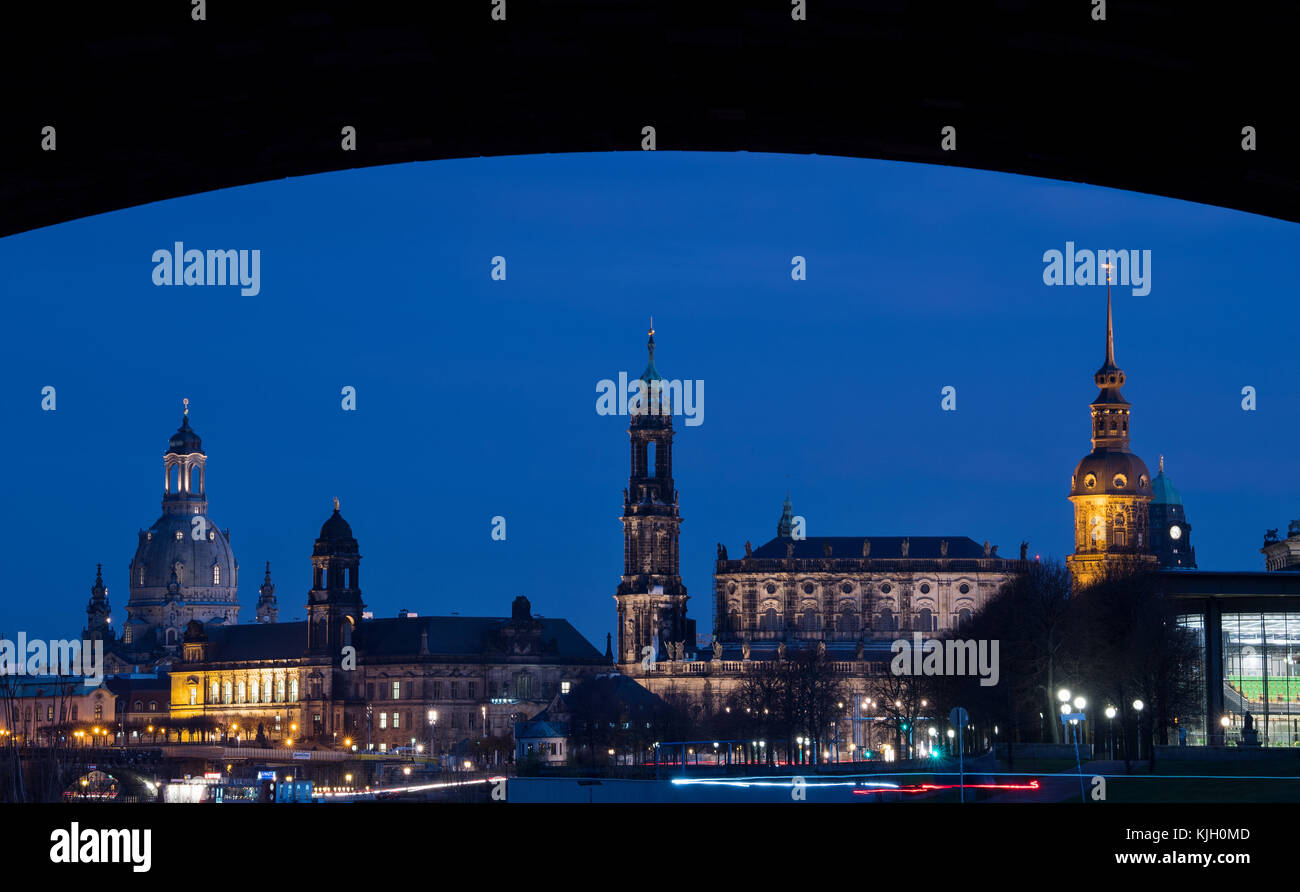 Dresden, Germany. 23rd Nov, 2017. The lights of the historic inner city ...