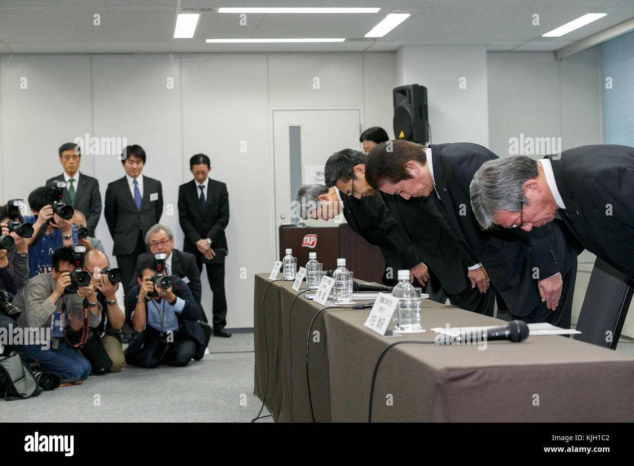 Tokyo, Japan. 24th Nov, 2017. Akira Takeuchi (second from right ...
