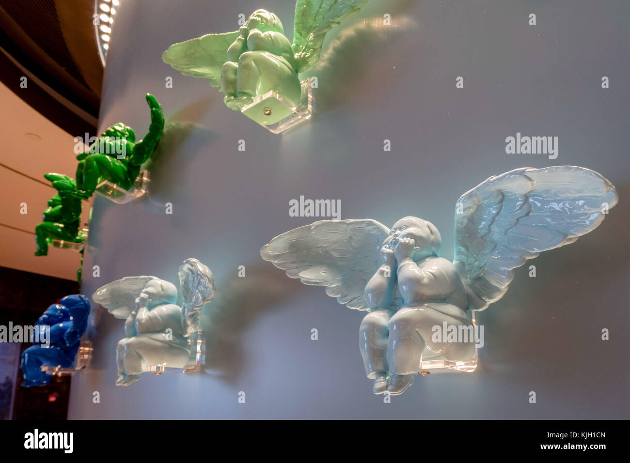 Angel shaped sculpture hi-res stock photography and images - Alamy