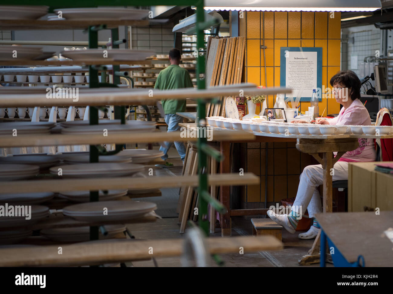 Meissen, Germany. 16th Nov, 2017. Elke Nolting paints the logo of the ...