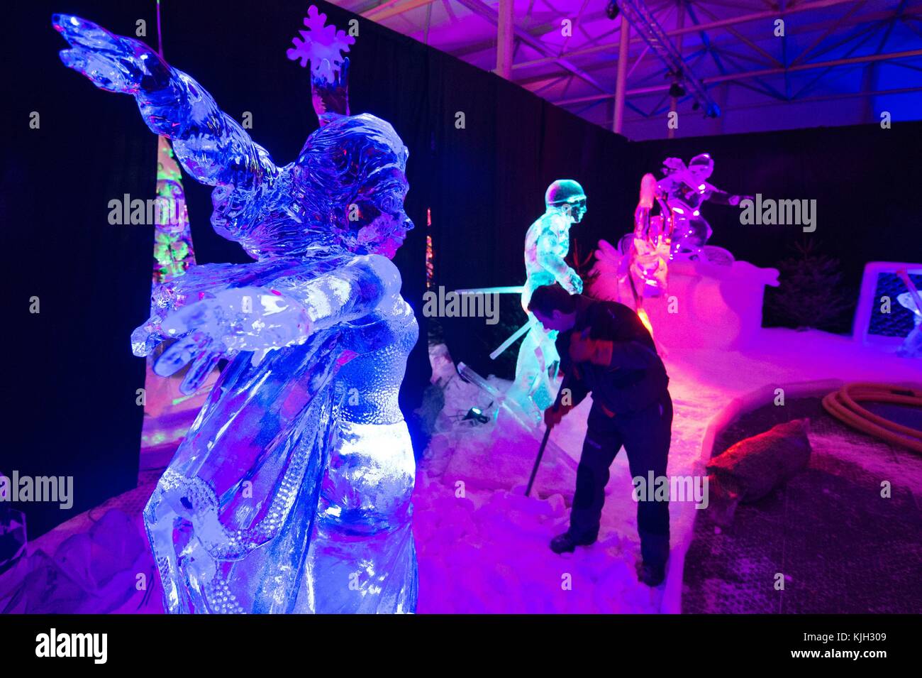 Dresden, Germany. 24th Nov, 2017. Ice sculptures can be seen at the ...