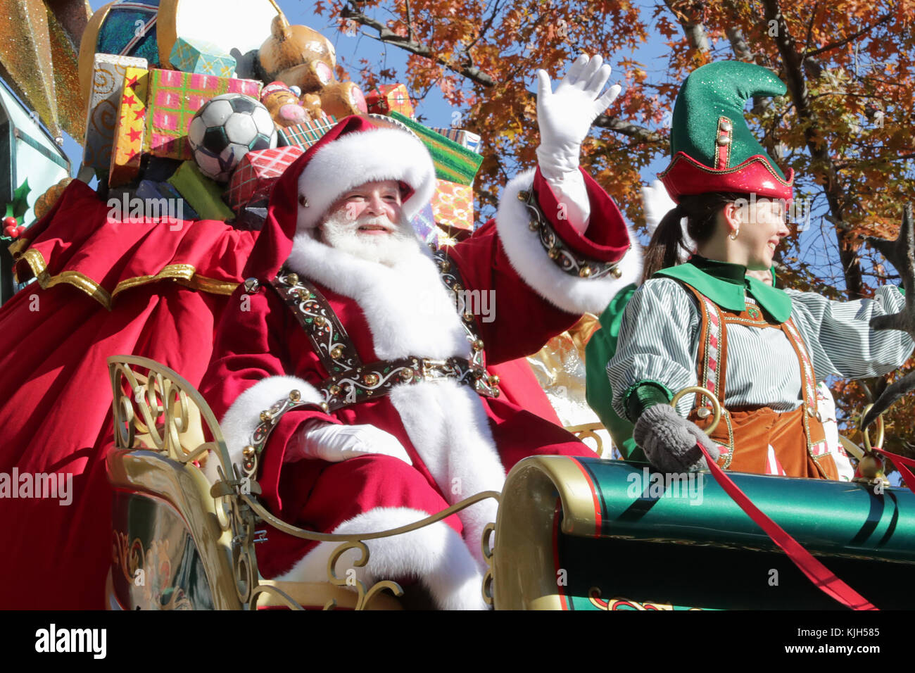 Santa claus macys thanksgiving day hi-res stock photography and images ...