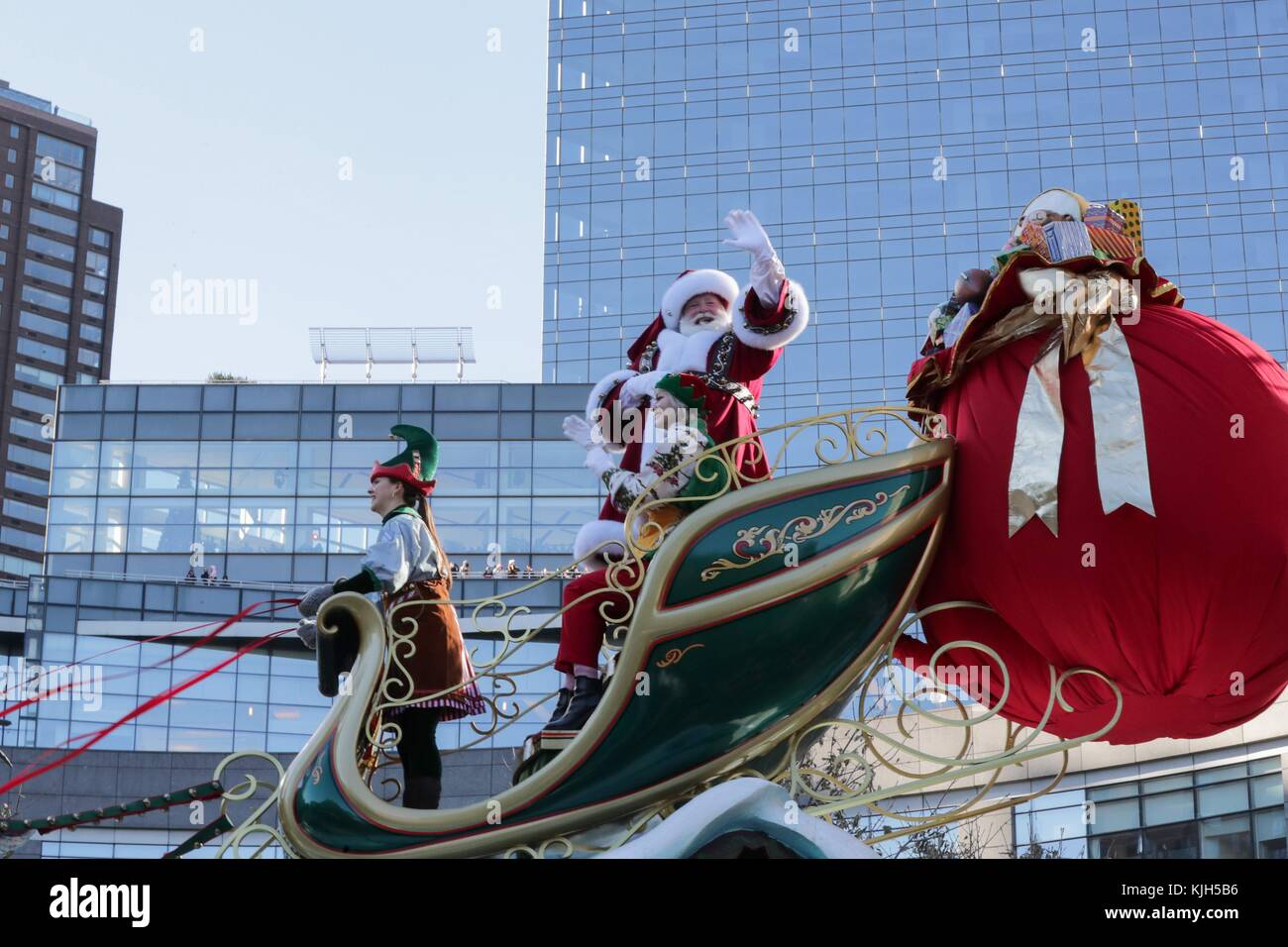 Santa claus macys thanksgiving day hi-res stock photography and images ...
