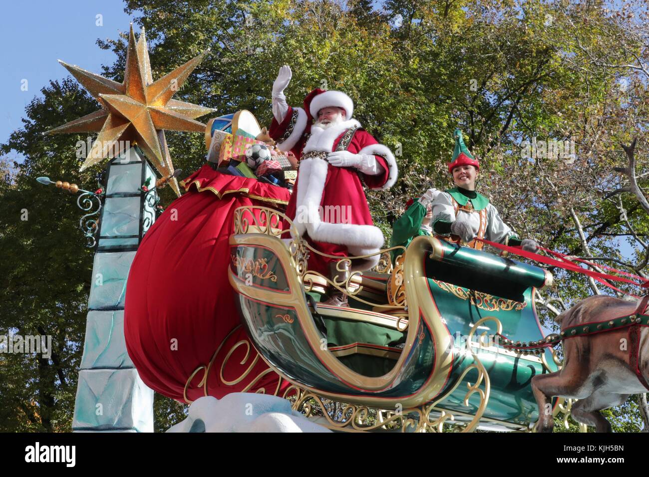 Santa claus macys thanksgiving day hi-res stock photography and images ...