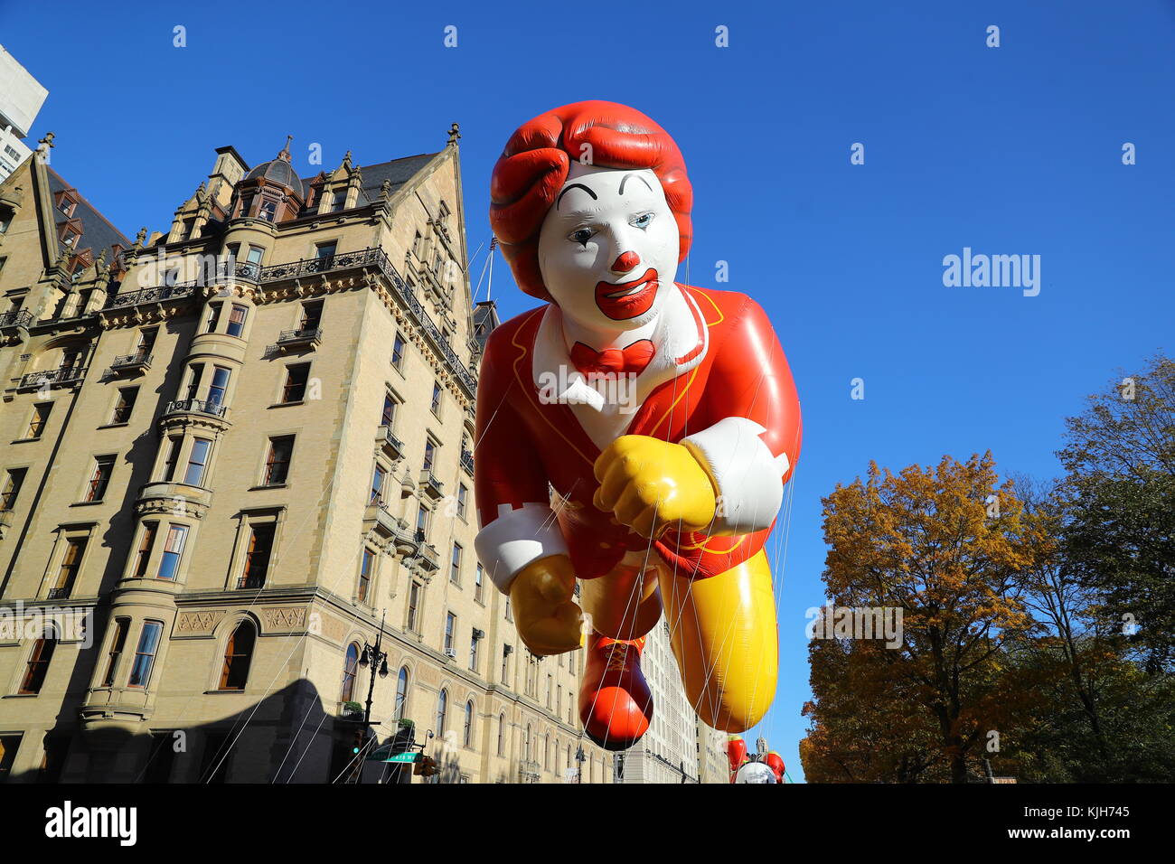 New York, USA. 23rd Nov, 2017. The Ronald McDonald float dons a snappy ...
