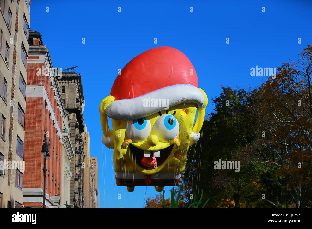 New York, USA. 23rd Nov, 2017. SpongeBob SquarePants enjoys a view of ...