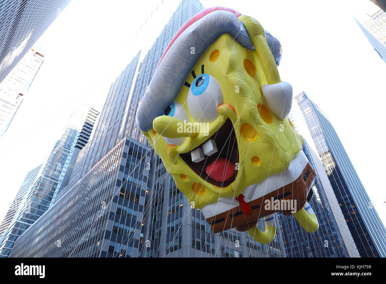 New York, USA. 23rd Nov, 2017. SpongeBob SquarePants enjoys a view of ...