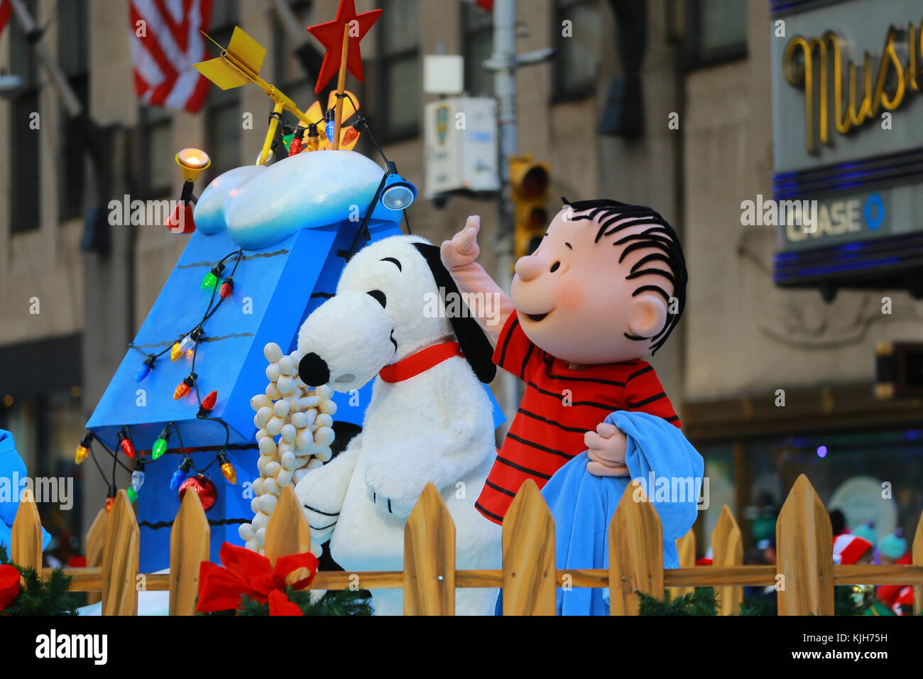 New York, USA. 23rd Nov, 2017. The Snoopy's Doghouse float hosts a cast ...