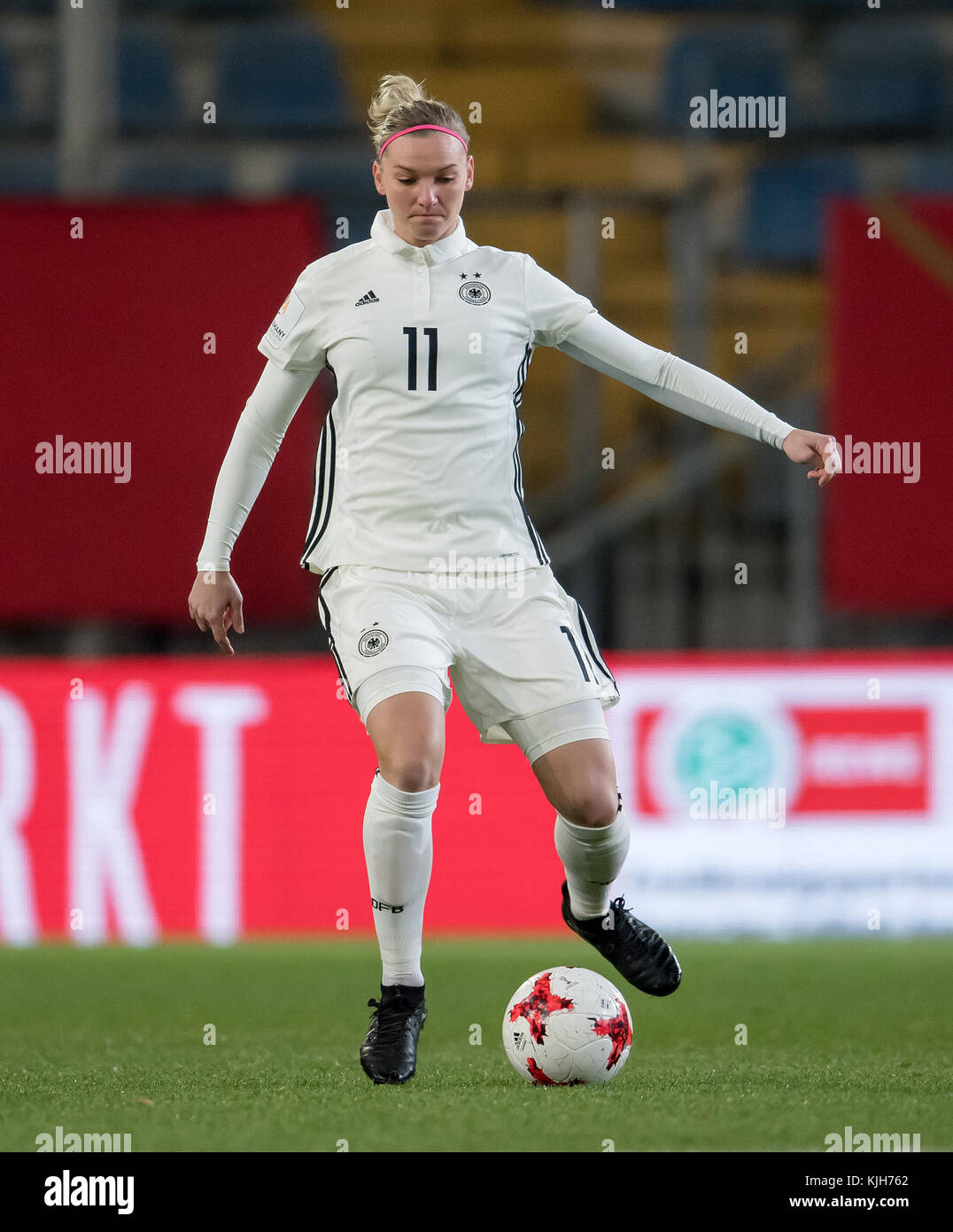 Bielefeld, Deutschland. 24th Nov, 2017. Alexandra Popp (Germany) am ...