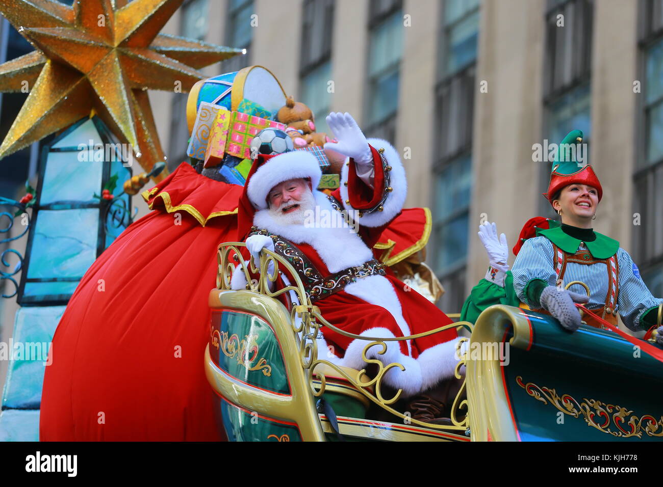 New York, USA. 23rd Nov, 2017. Santa Claus waves to the crowds from the ...