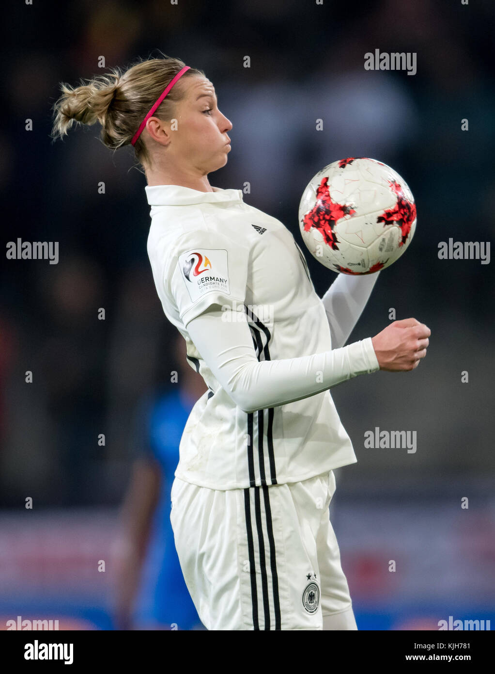 Bielefeld, Deutschland. 24th Nov, 2017. Alexandra Popp (Germany) am ...