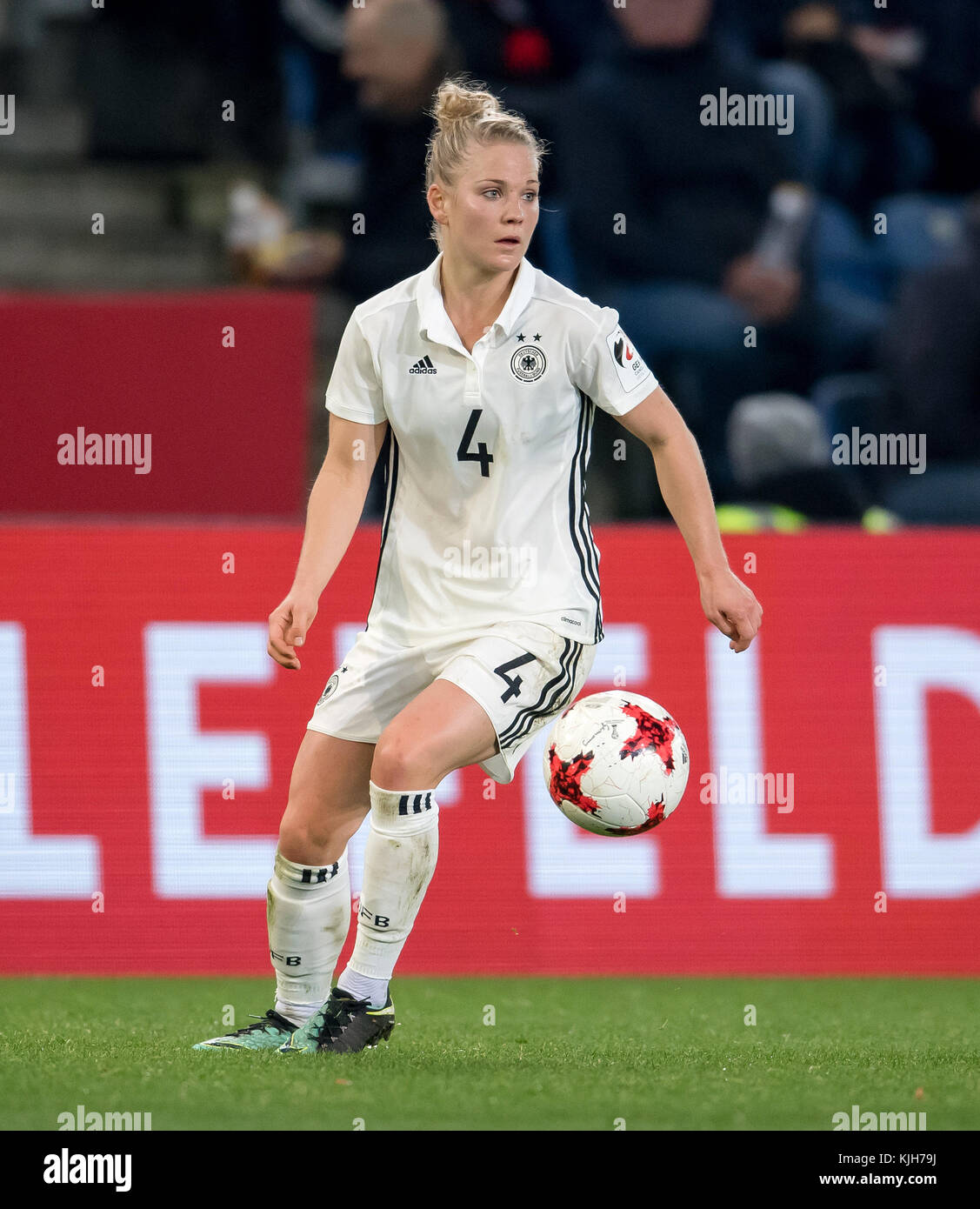 Bielefeld, Deutschland. 24th Nov, 2017. Leonie Maier (Germany) am Ball ...