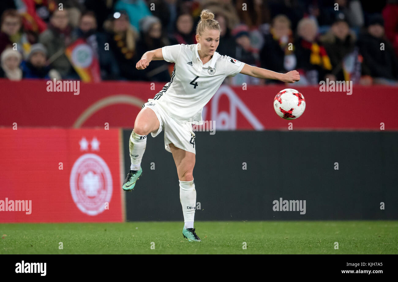 Bielefeld, Deutschland. 24th Nov, 2017. Leonie Maier (Germany) am Ball ...