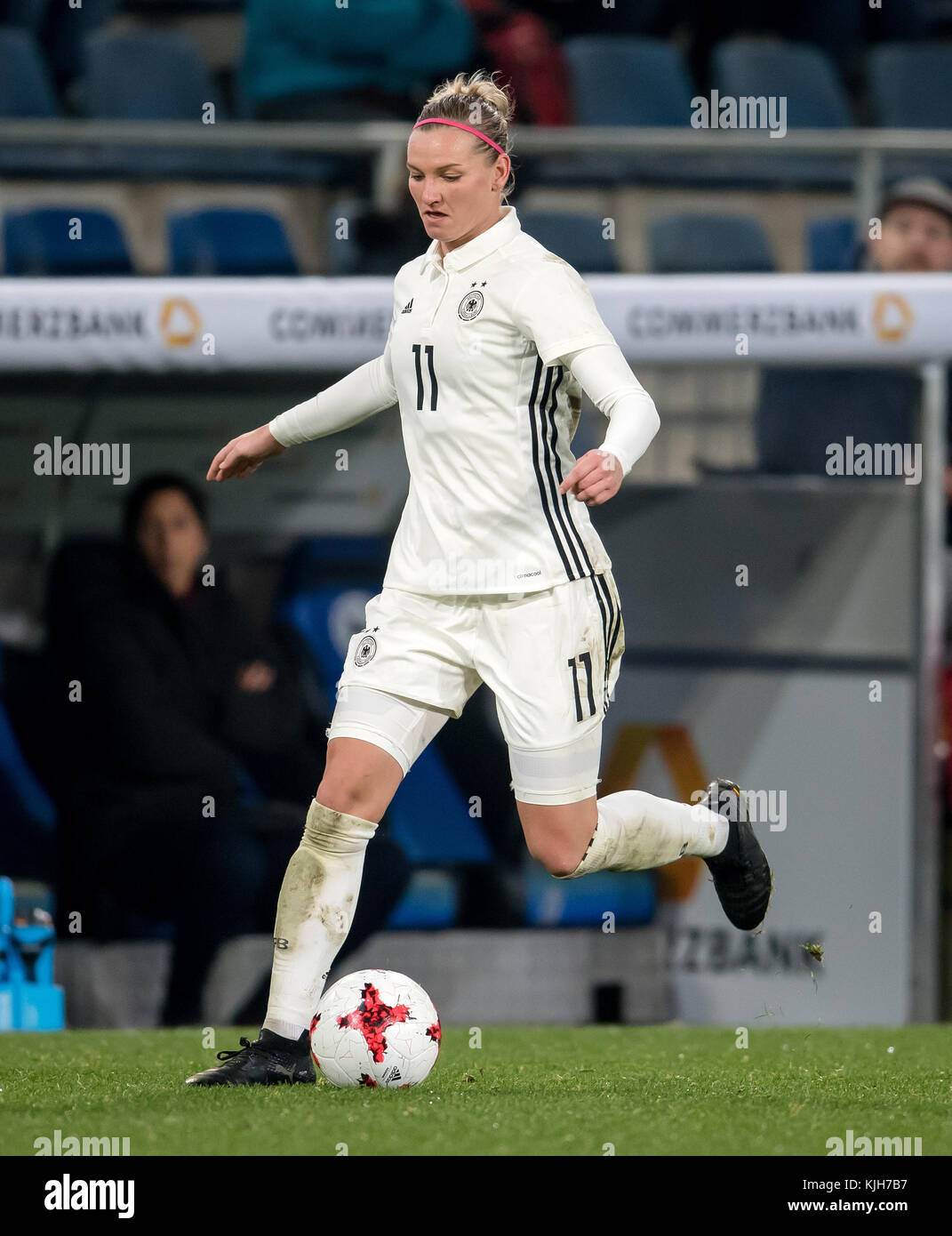 Bielefeld, Deutschland. 24th Nov, 2017. Alexandra Popp (Germany) am ...