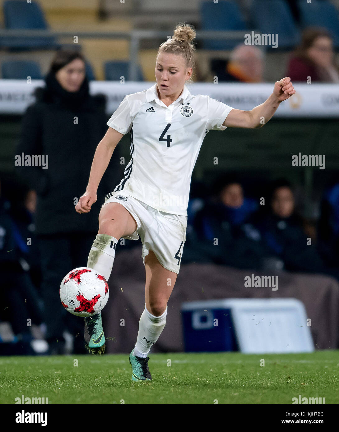 Bielefeld, Deutschland. 24th Nov, 2017. Leonie Maier (Germany) am Ball ...