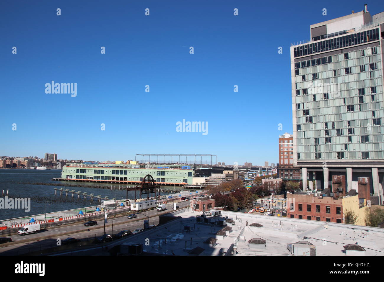 New York, USA. 17th Nov, 2017. The view onto Pier 54 on the West Coast ...
