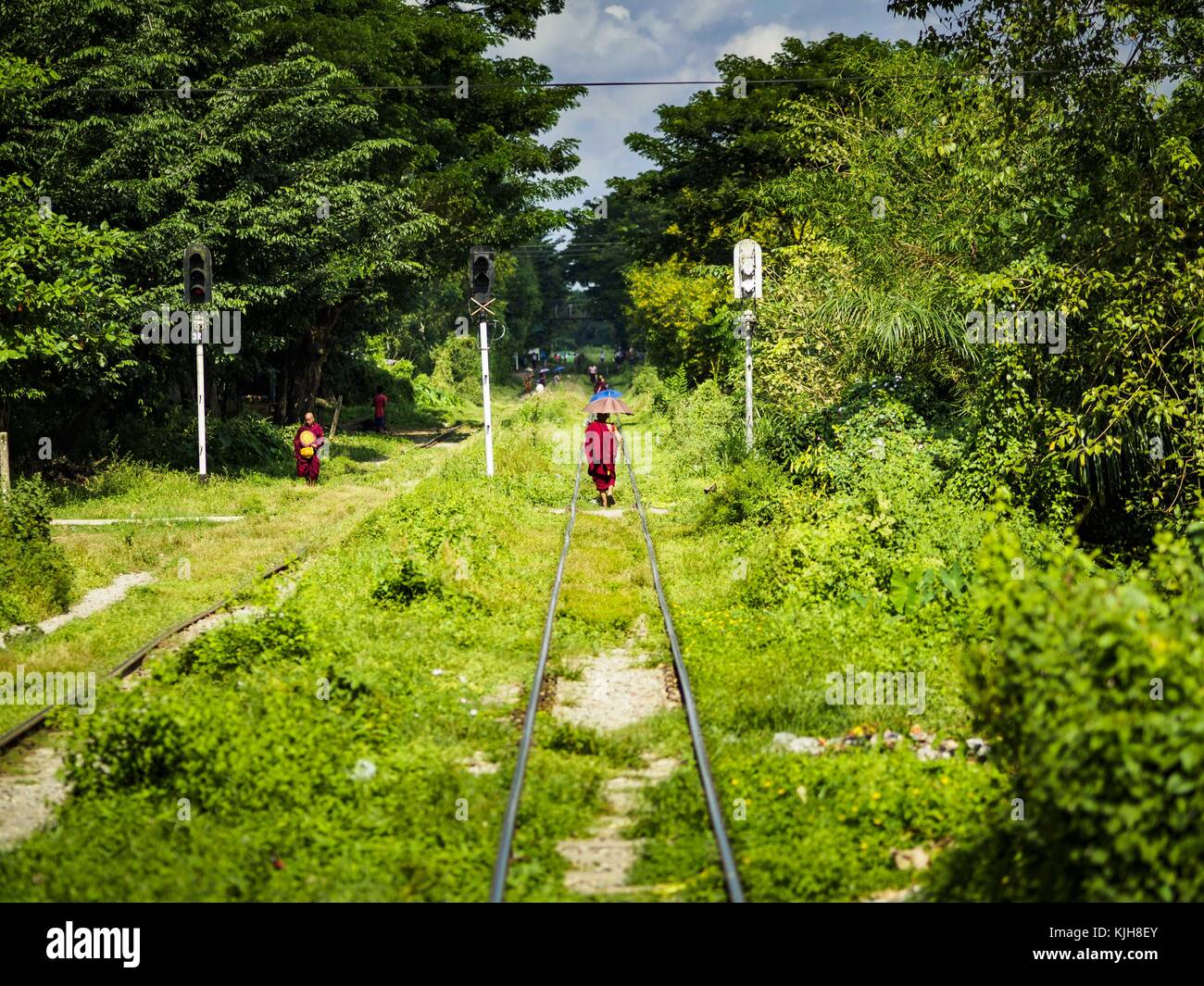 Yangon, Yangon Region, Myanmar. 25th Nov, 2017. Buddhist monks walk on ...
