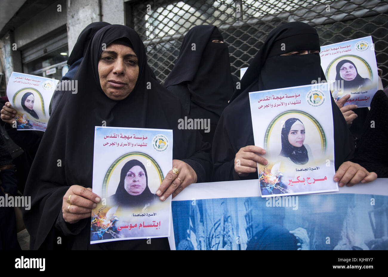 Gaza City, The Gaza Strip, Palestine. 25th Nov, 2017. Palestinian women ...