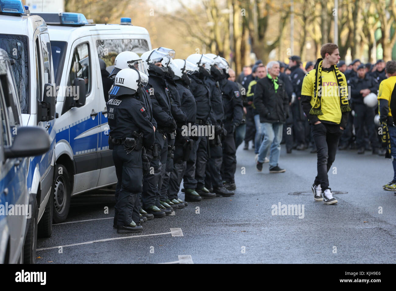 Dortmund, Germany. 25th Nov, 2017. Policemen control the arrival of ...
