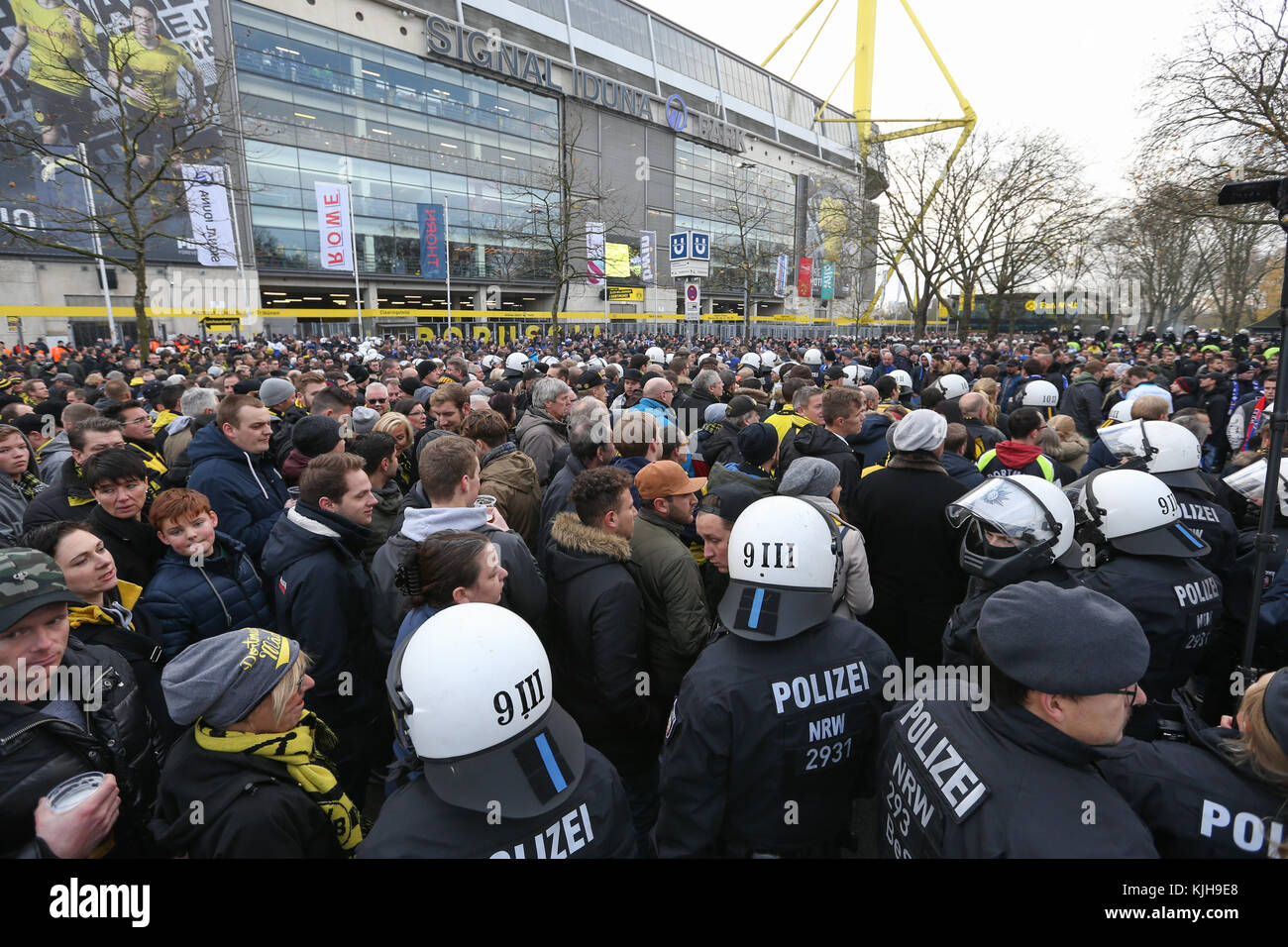 Dortmund, Germany. 25th Nov, 2017. Policemen control the arrival of ...