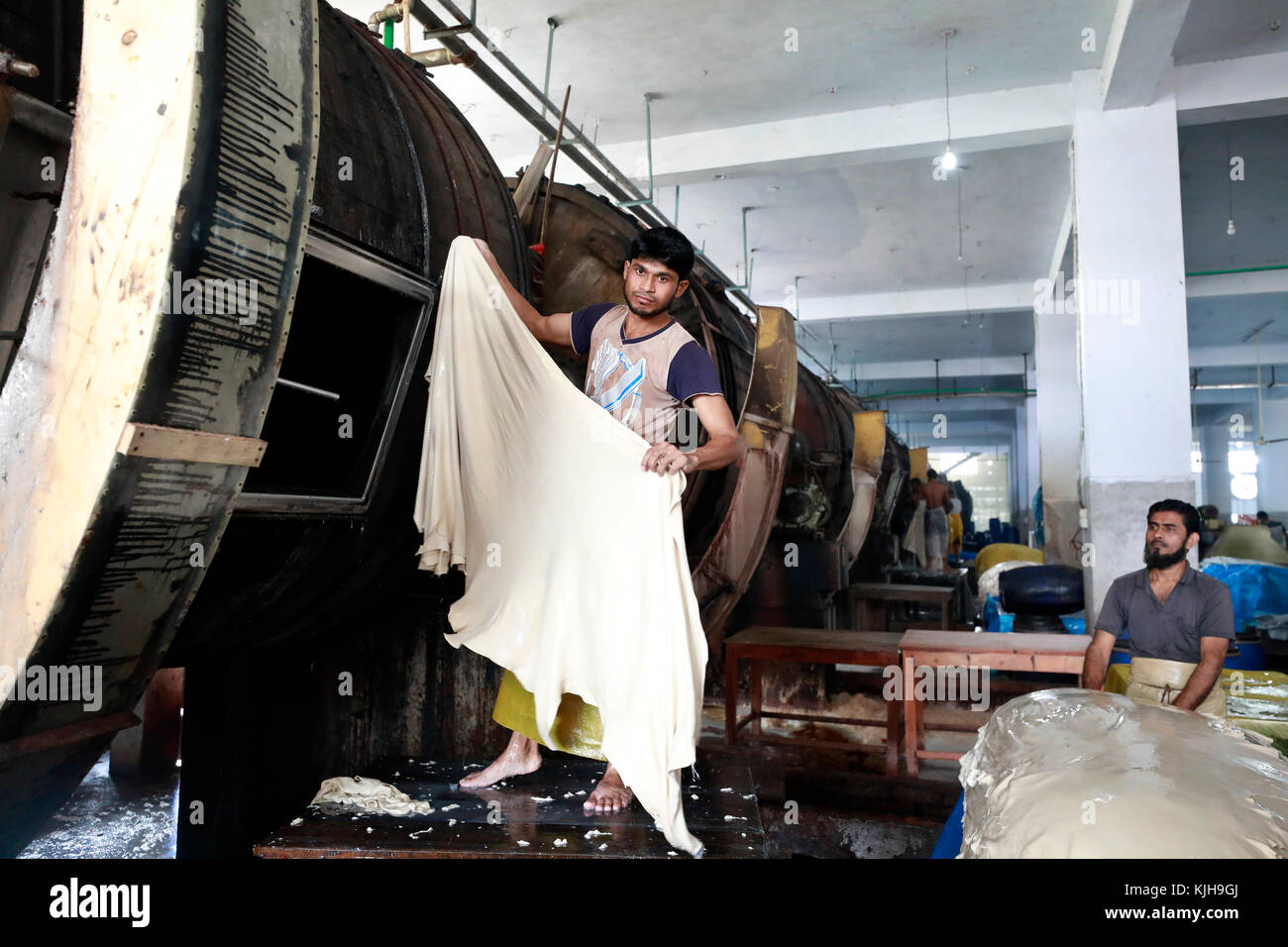 Dhaka, Bangladesh. 25th Nov, 2017. Bangladeshi tannery workers process ...