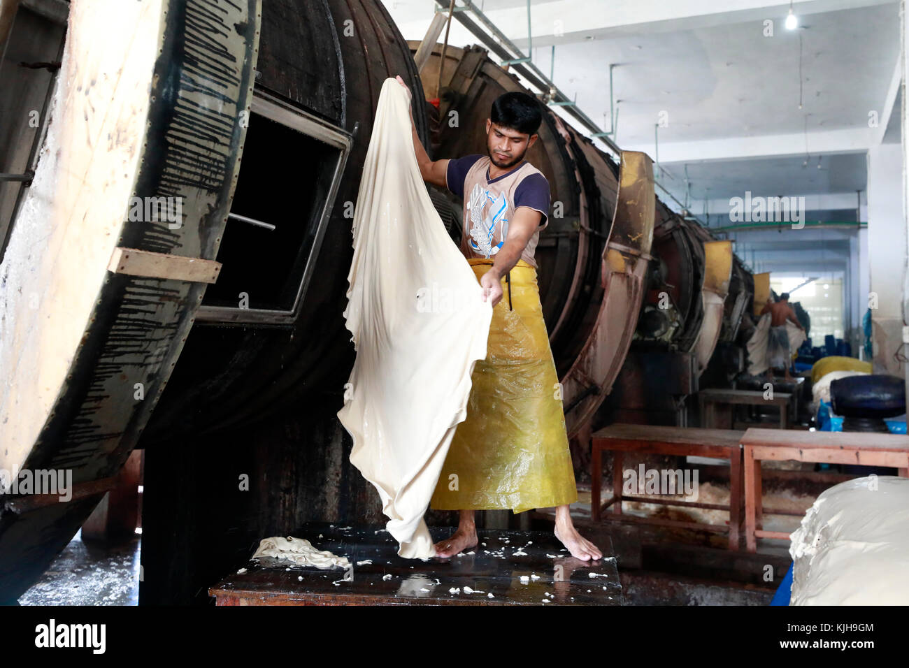 Dhaka, Bangladesh. 25th Nov, 2017. Bangladeshi tannery workers process ...