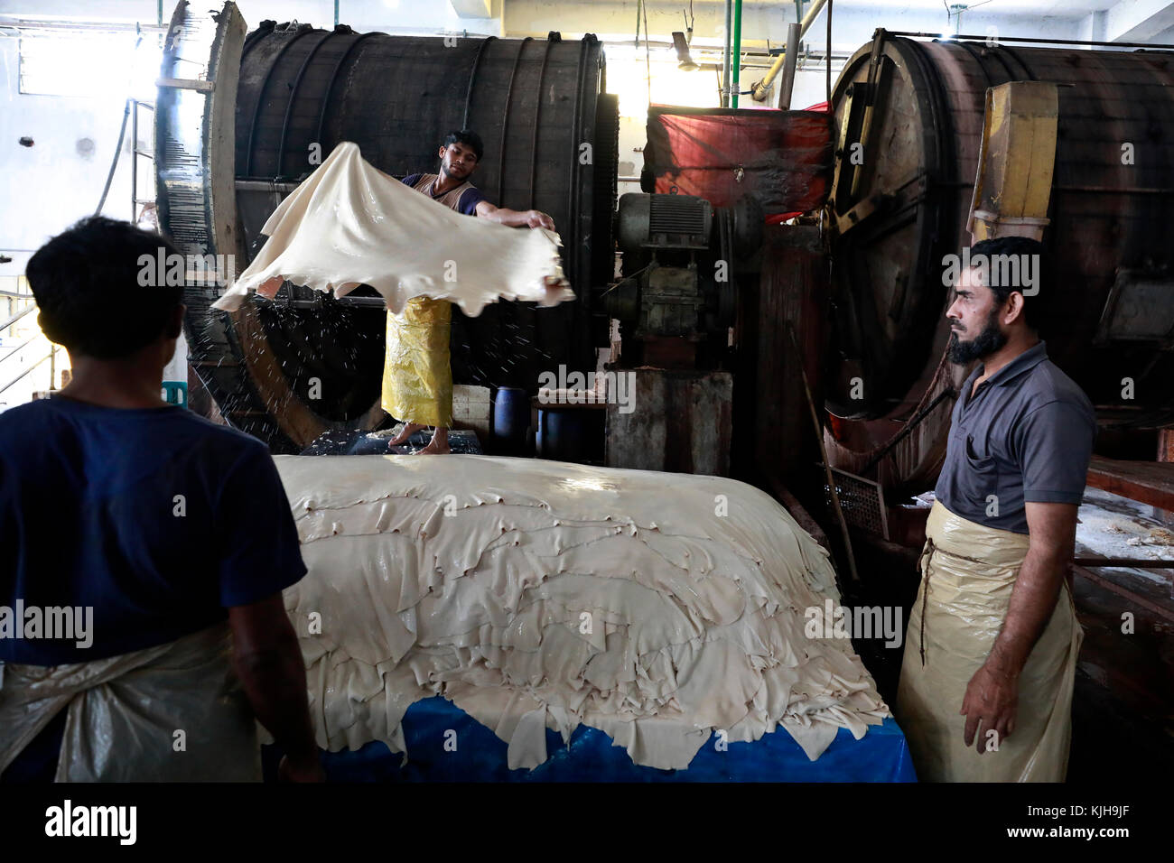 Dhaka, Bangladesh. 25th Nov, 2017. Bangladeshi tannery workers process ...
