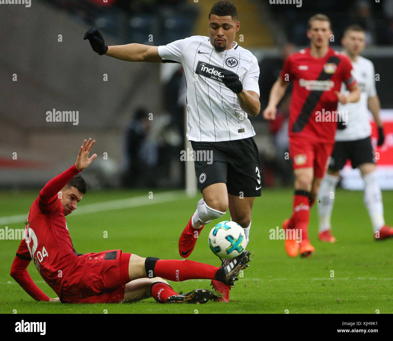 Leverkusen's Lucas Alario (l) and Frankfurt's Simon Falette in action ...
