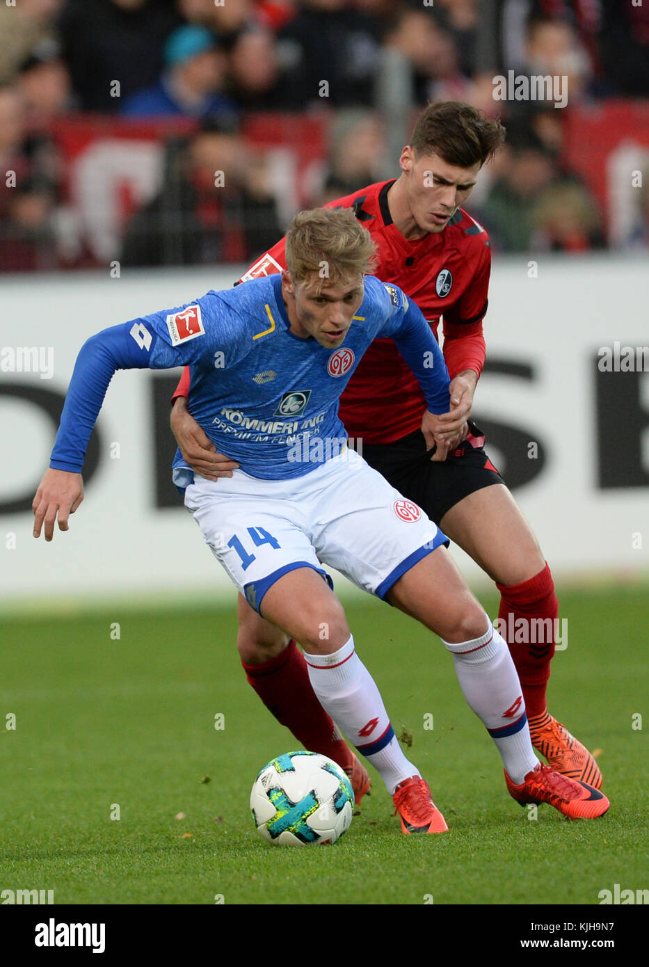Mainz' Viktor Fischer (l) and Freiburg's Pascal Stenzel (r) in action ...