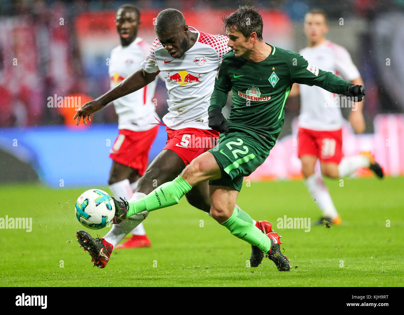 Leipzig, Germany. 25th Nov, 2017. Bremen's Fin Bartels (r) and Leipzig ...